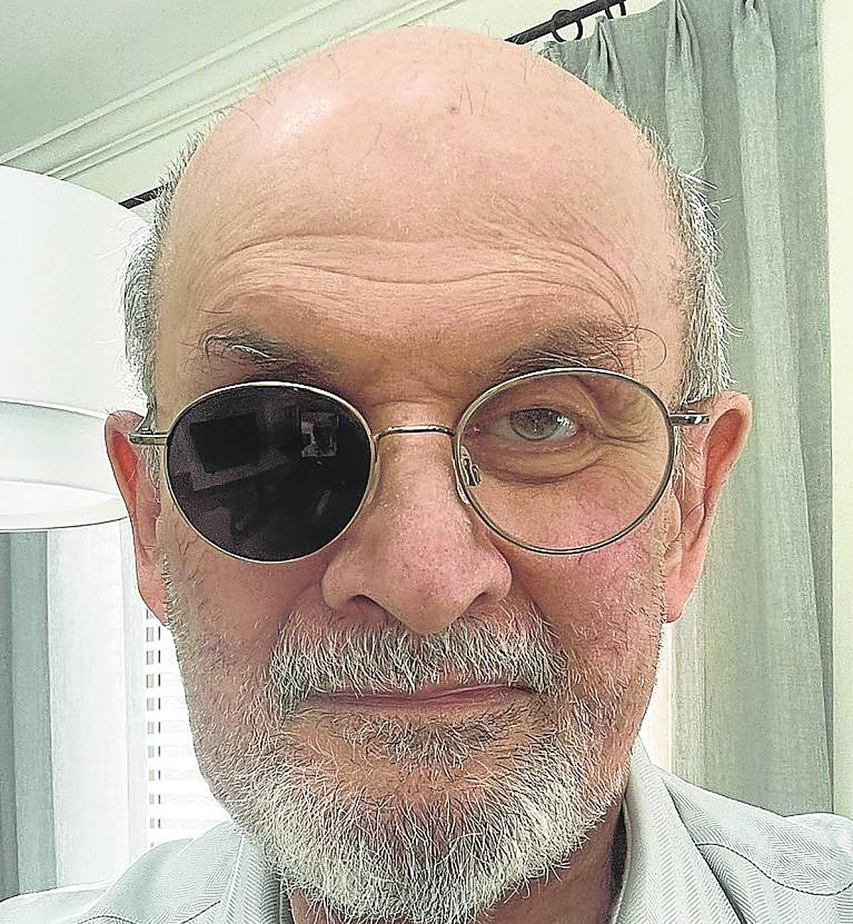 Salman Rushdie reaparece seis meses después del atentado: «Fue un ataque descomunal» | El Correo